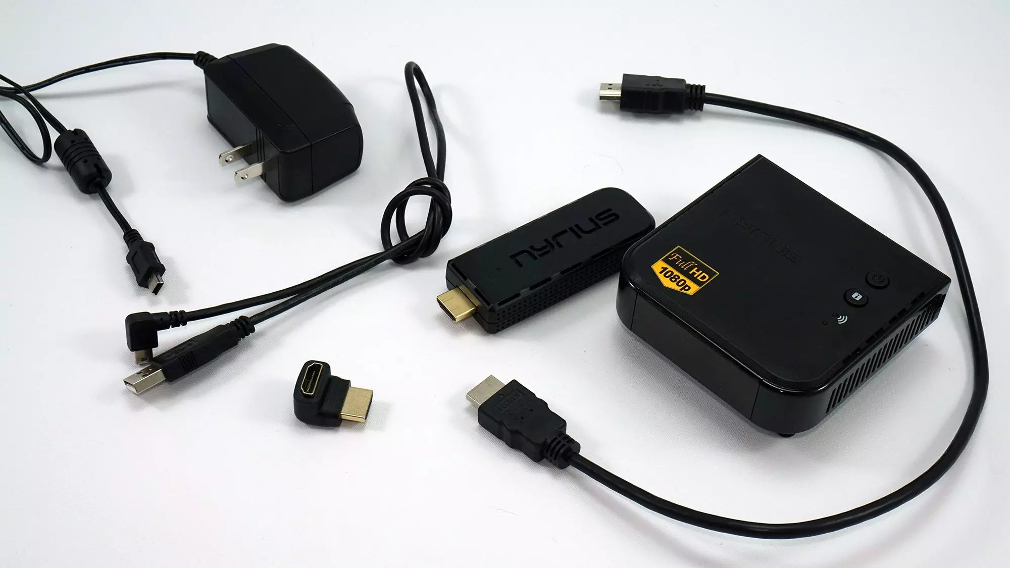 Усе в коробці: кабель живлення та адаптер живлення, приймач, передавач, L-кронштейн та кабель HDMI.