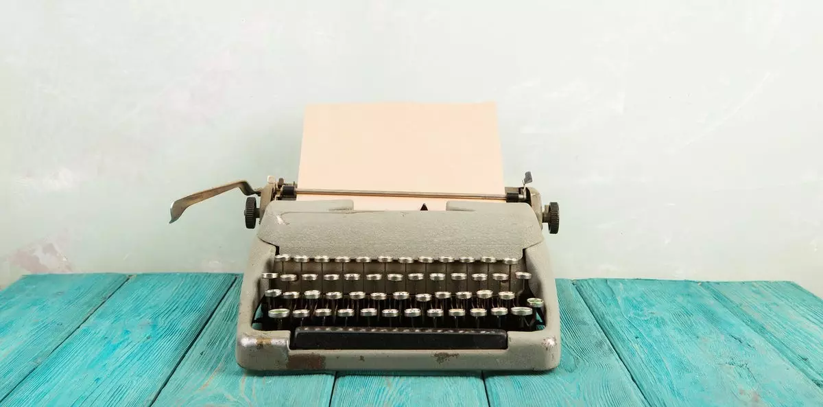 Vintage typewriter sa kahoy nga lamesa