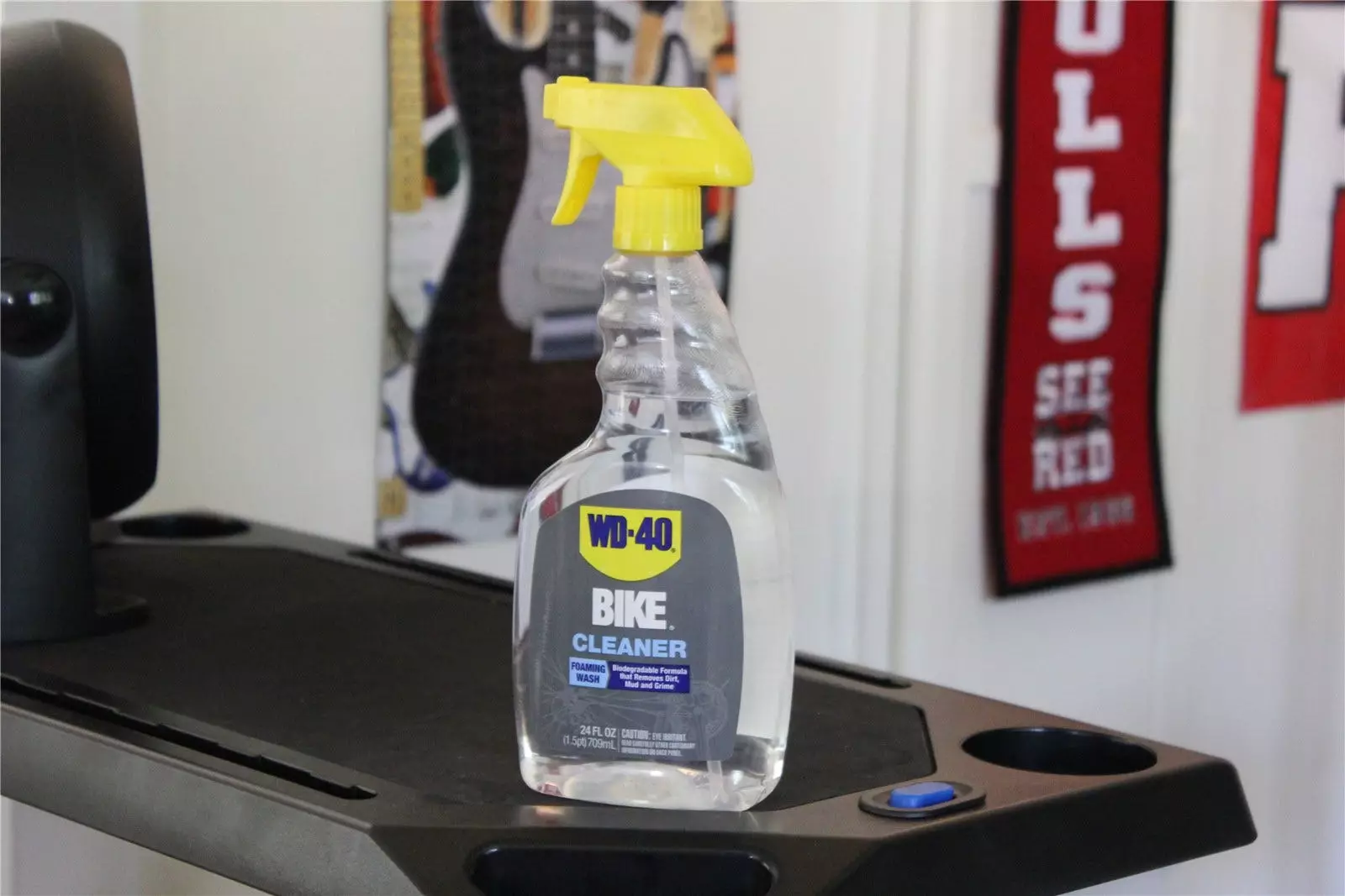 Isang spray bottle ng WD-40 Bike Cleaner.
