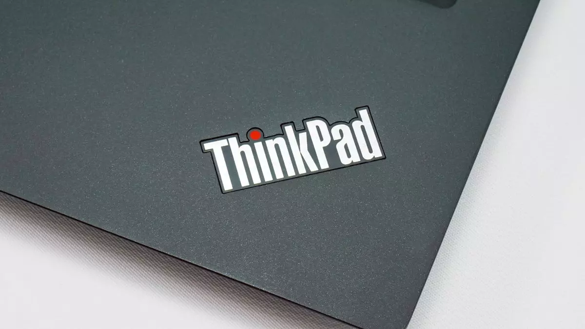 Sigla ThinkPad pe un laptop Lenovo ThinkPad