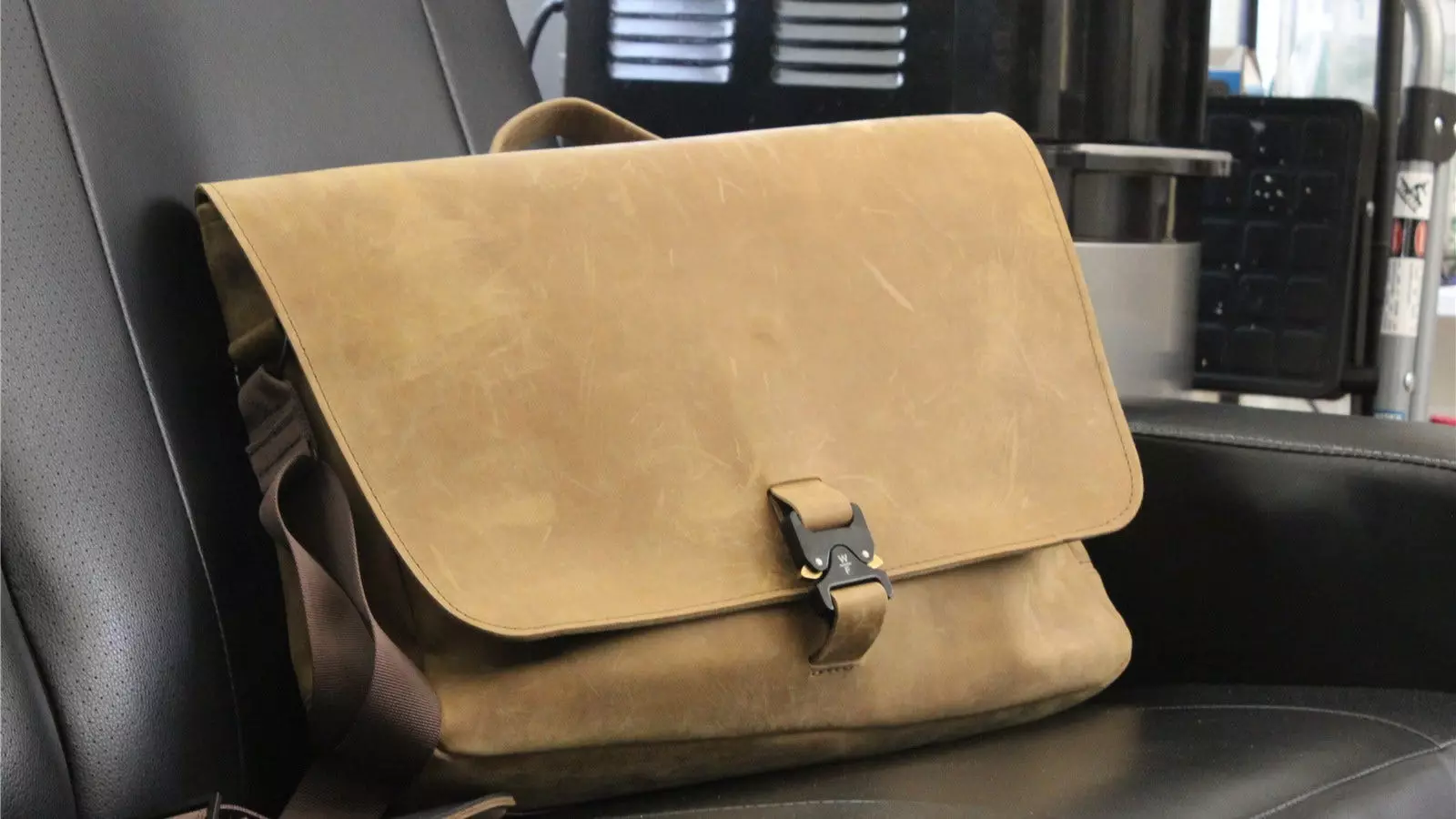 א שנעל קוק אין די $ 400 WaterField Executive Leather Messenger Bag