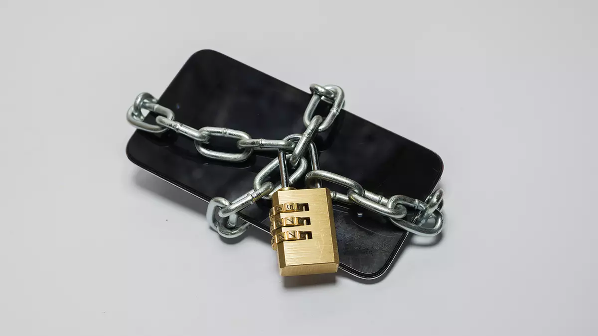 Um celular enrolado em uma corrente com um cadeado.
