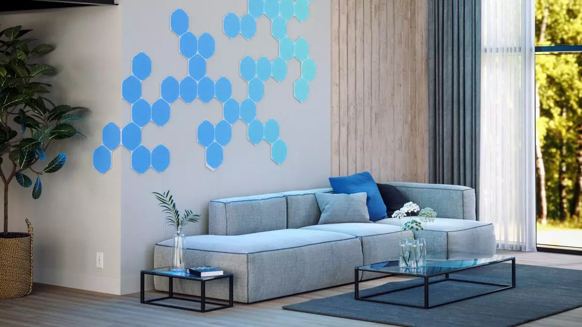 Modulinė sofa modernioje svetainėje, apšviesta 40 mėlynų šešiakampių LED panelių.