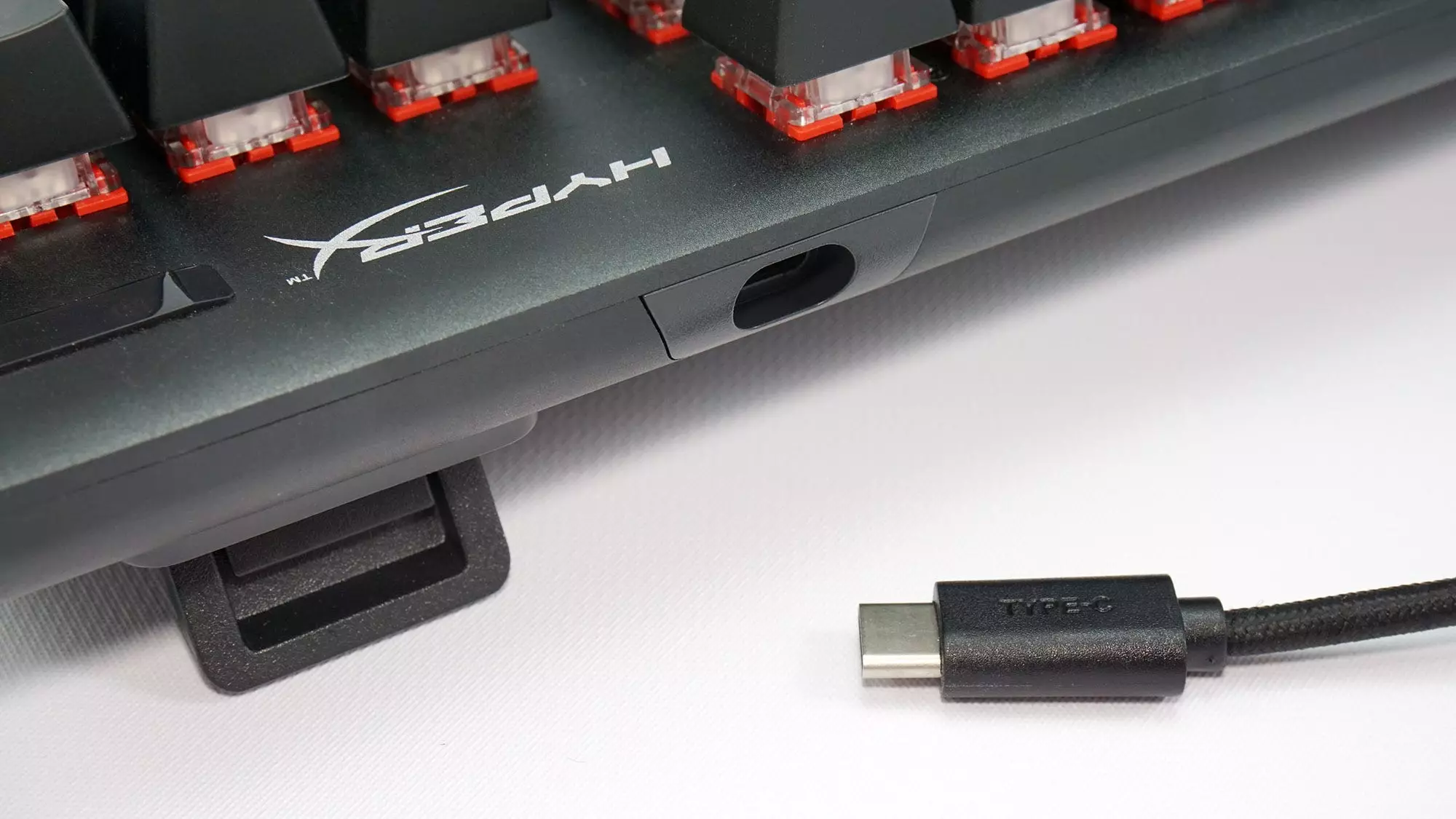 снимка на USB-C кабела, изваден от C порта на клавиатурата