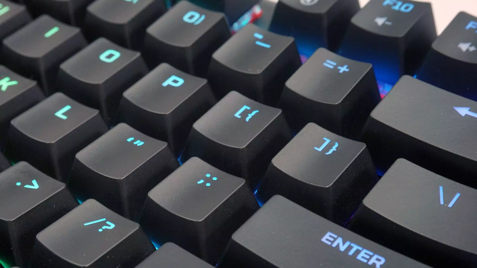 Detailný záber na osvetlené klávesy
