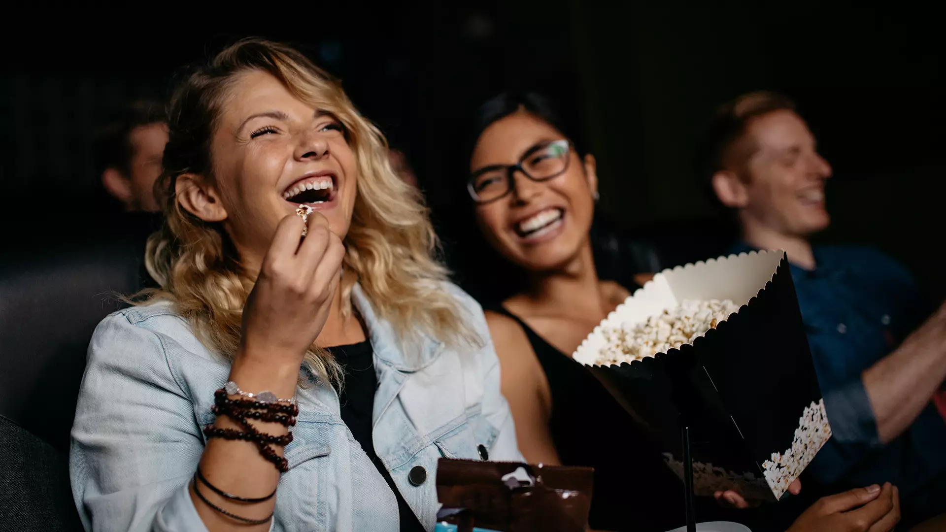 一群年輕的朋友在電影院看電影。