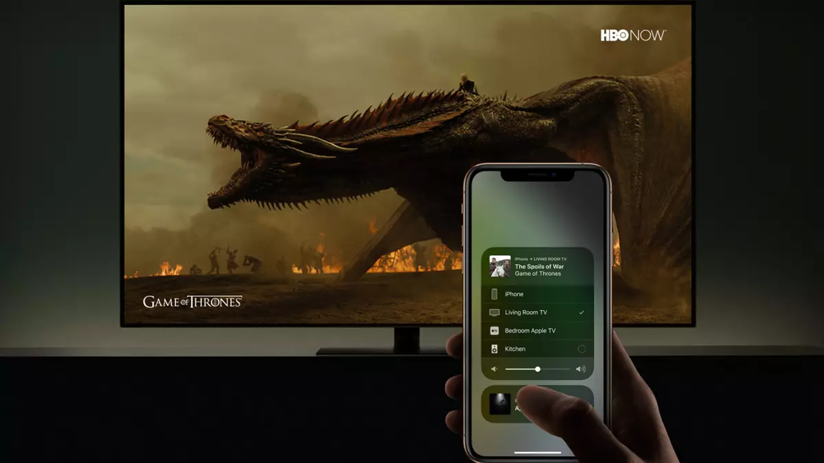 En mand, der bruger AirPlay til at caste Game of Thrones til sit tv.