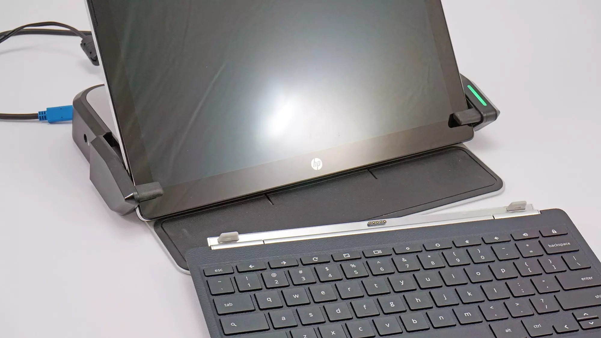 'n HP Chromebook en die (onaangehegte) LD4650P-dok.