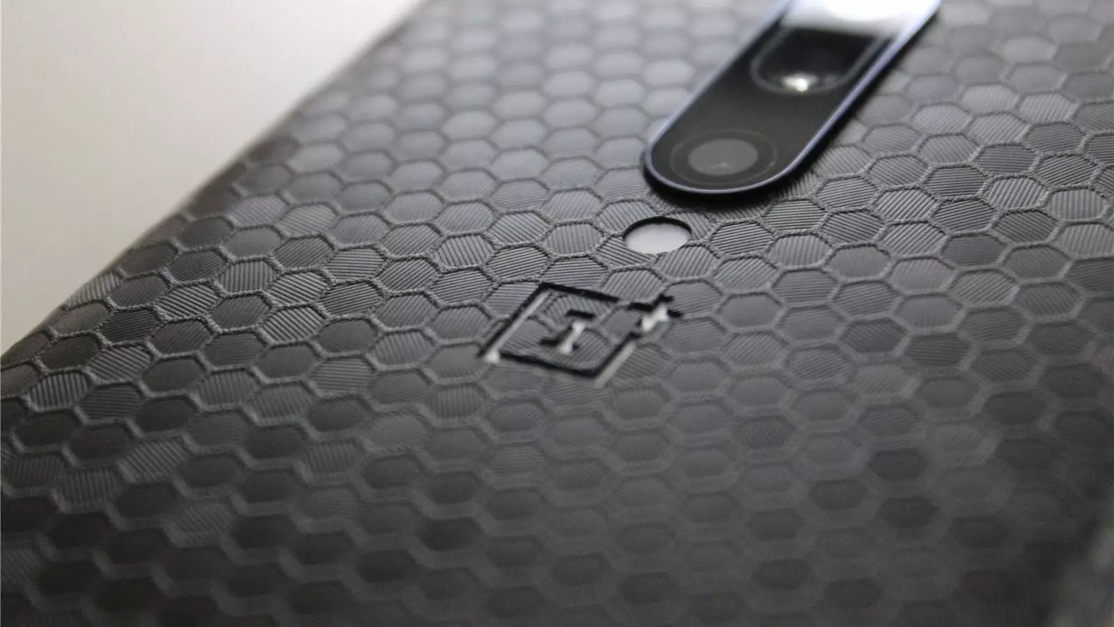 dbrand Swarm skin amin'ny OnePlus 7 Pro
