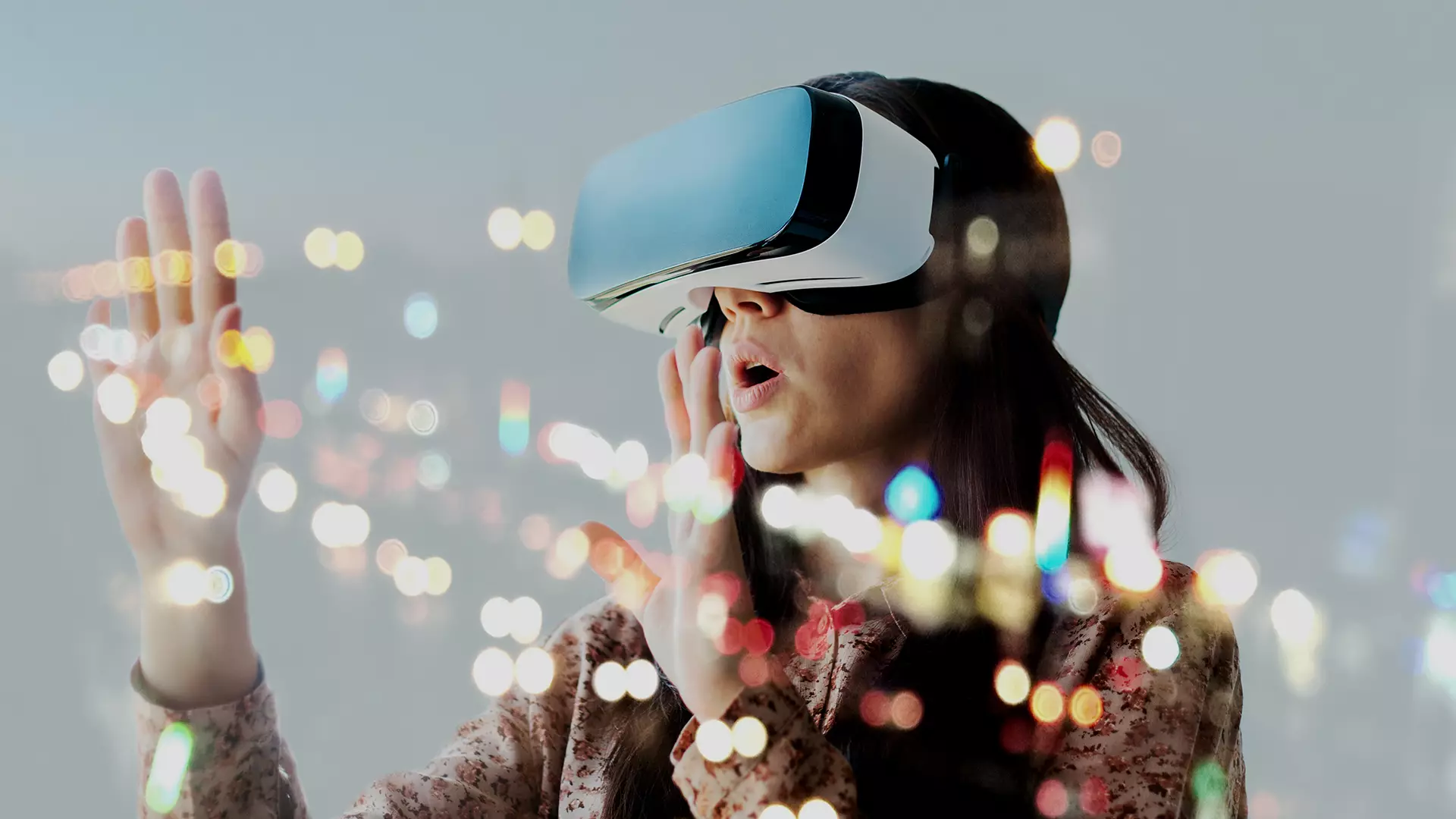 एउटी महिलाले पहिलो पटक VR वातावरण अनुभव गर्छिन्।