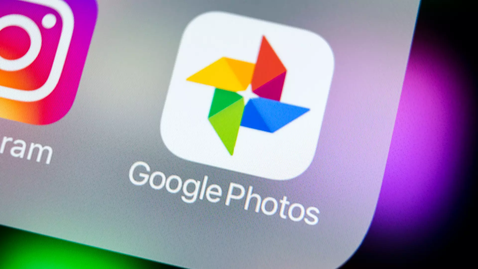 Google Fotos smarttelefonprogramikon på iPhone X-skjermen på nært hold