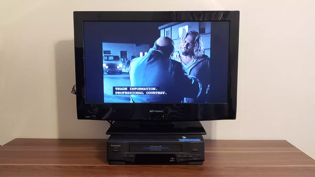 Een foto van een HD-tv waarop een VHS-band van The Big Lebowski wordt afgespeeld.