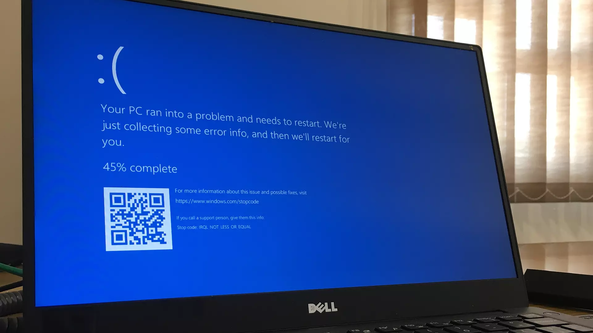 พีซีที่ใช้ Windows แสดงหน้าจอสีน้ำเงินและข้อความแสดงข้อผิดพลาดพร้อมหน้าบึ้ง