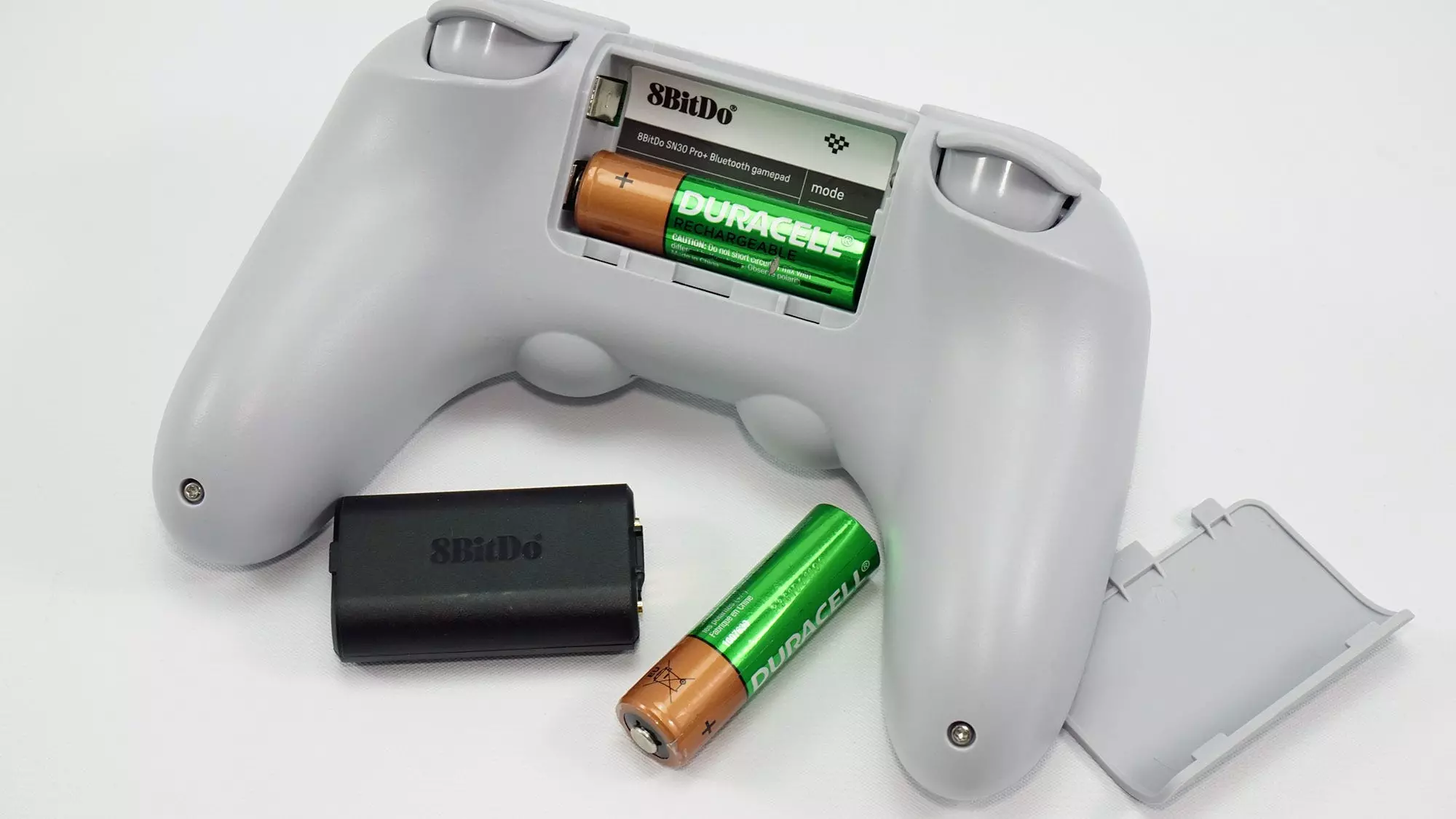 L-SN30 Pro+ b'pakkett ta 'batteriji rikarikabbli u batteriji AA.