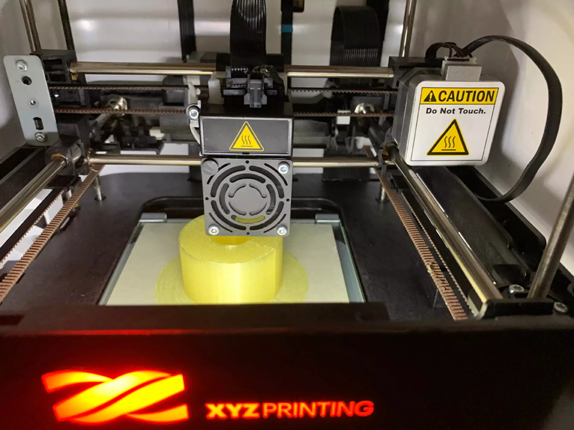 達芬奇納米 3D 打印機正在構建一個物體。