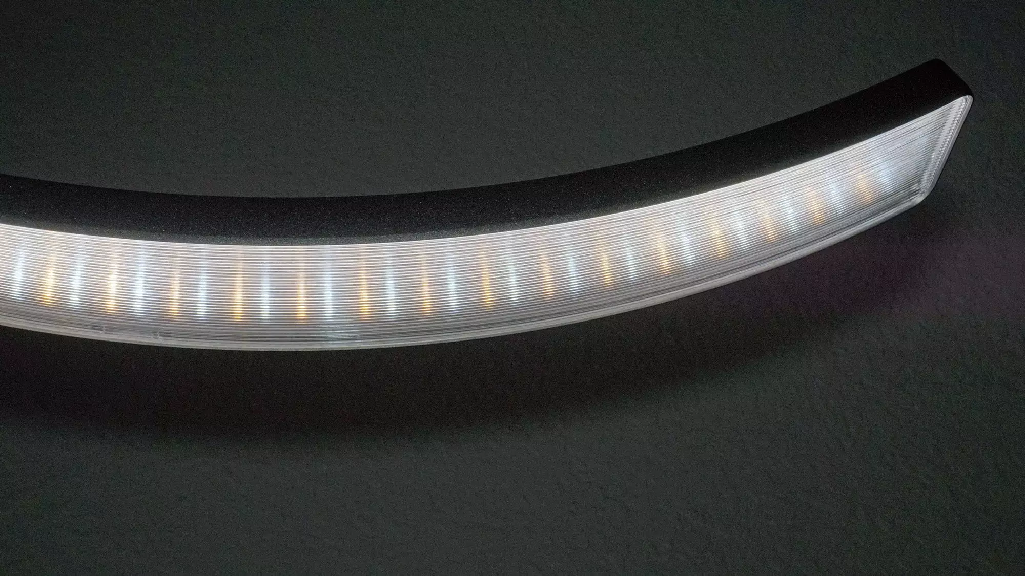 36 LED диоди се менуваат помеѓу чиста бела и килибарна боја, давајќи му на осветлувањето голема флексибилност.