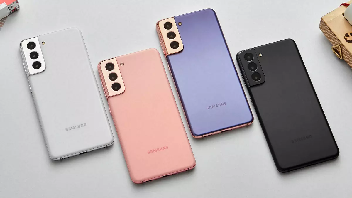 Samsung Galaxy S21 Ultra ໃນສີຂາວ, ສີບົວ, ສີມ່ວງ, ແລະສີດໍາ.
