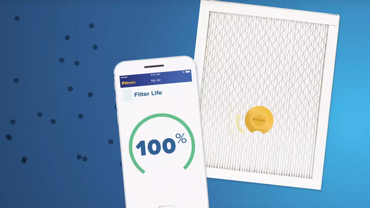 Aplikacija Filtrete na telefonu koja pokazuje da je pametni filter zraka pored njega na 100%.