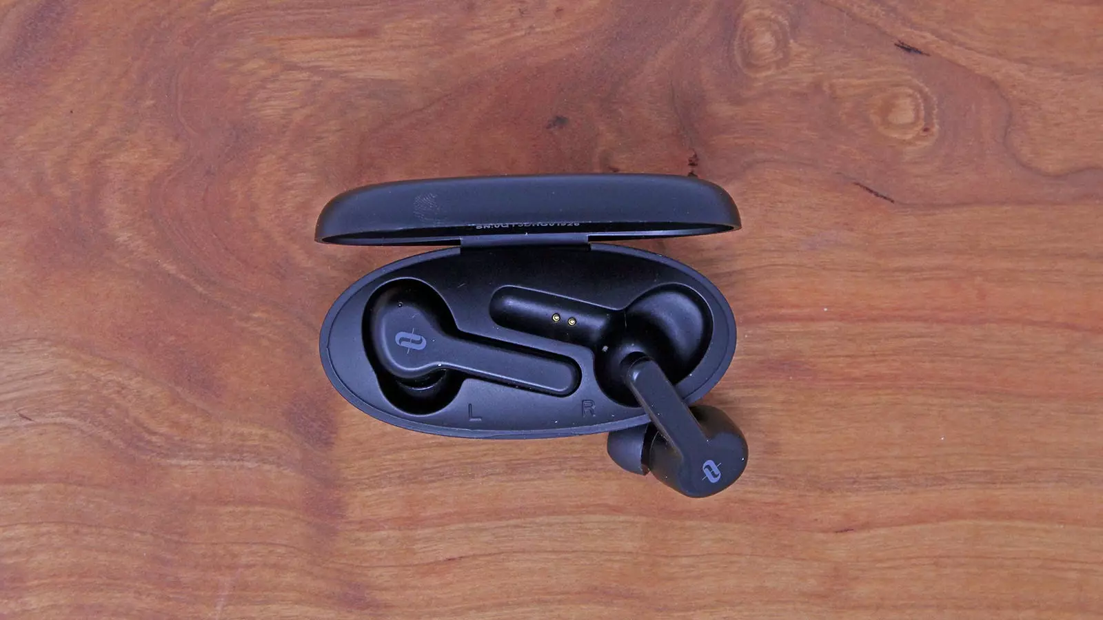 Երկու TaoTronics ականջակալները դրված են իրենց պատյանում: