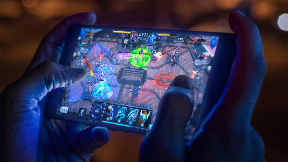 Razer утсан дээр тоглоом тоглож буй хүний гар.