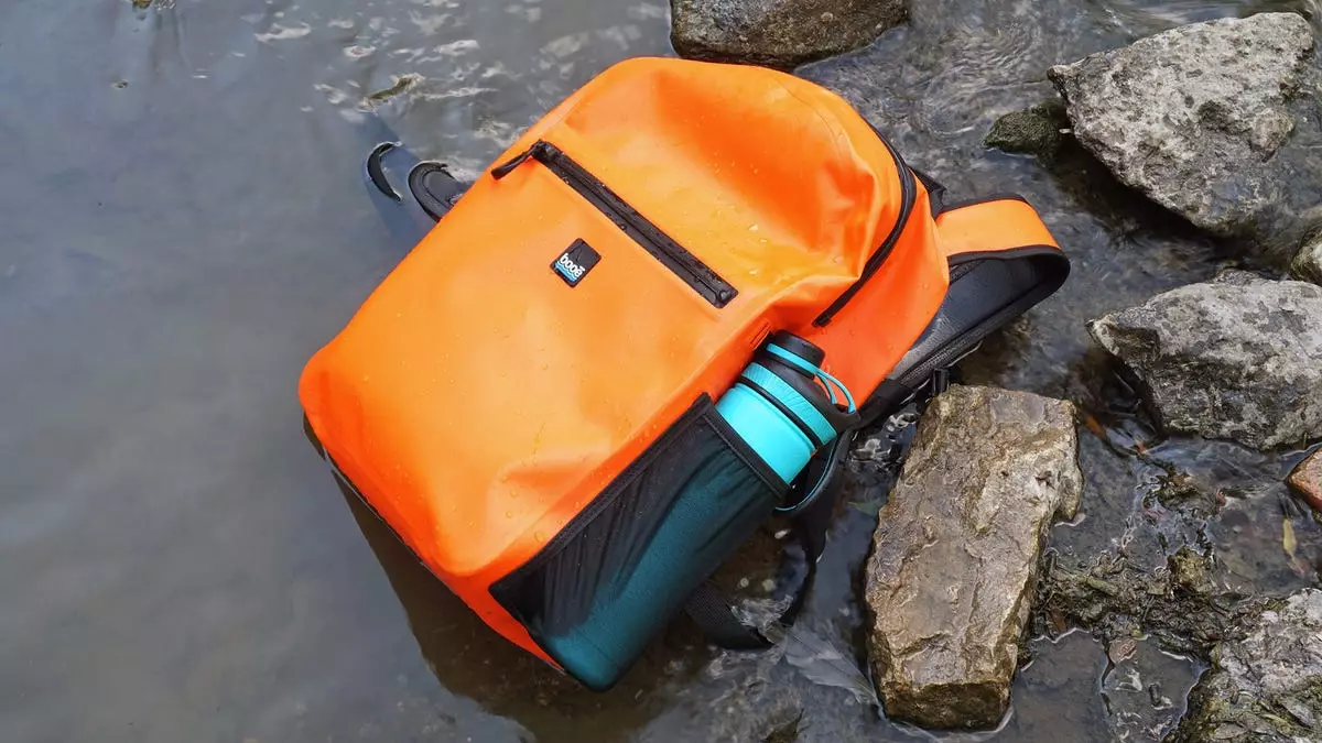 Usa ka Booē Hybrid 20 nga backpack nga nahimutang sa sapa.