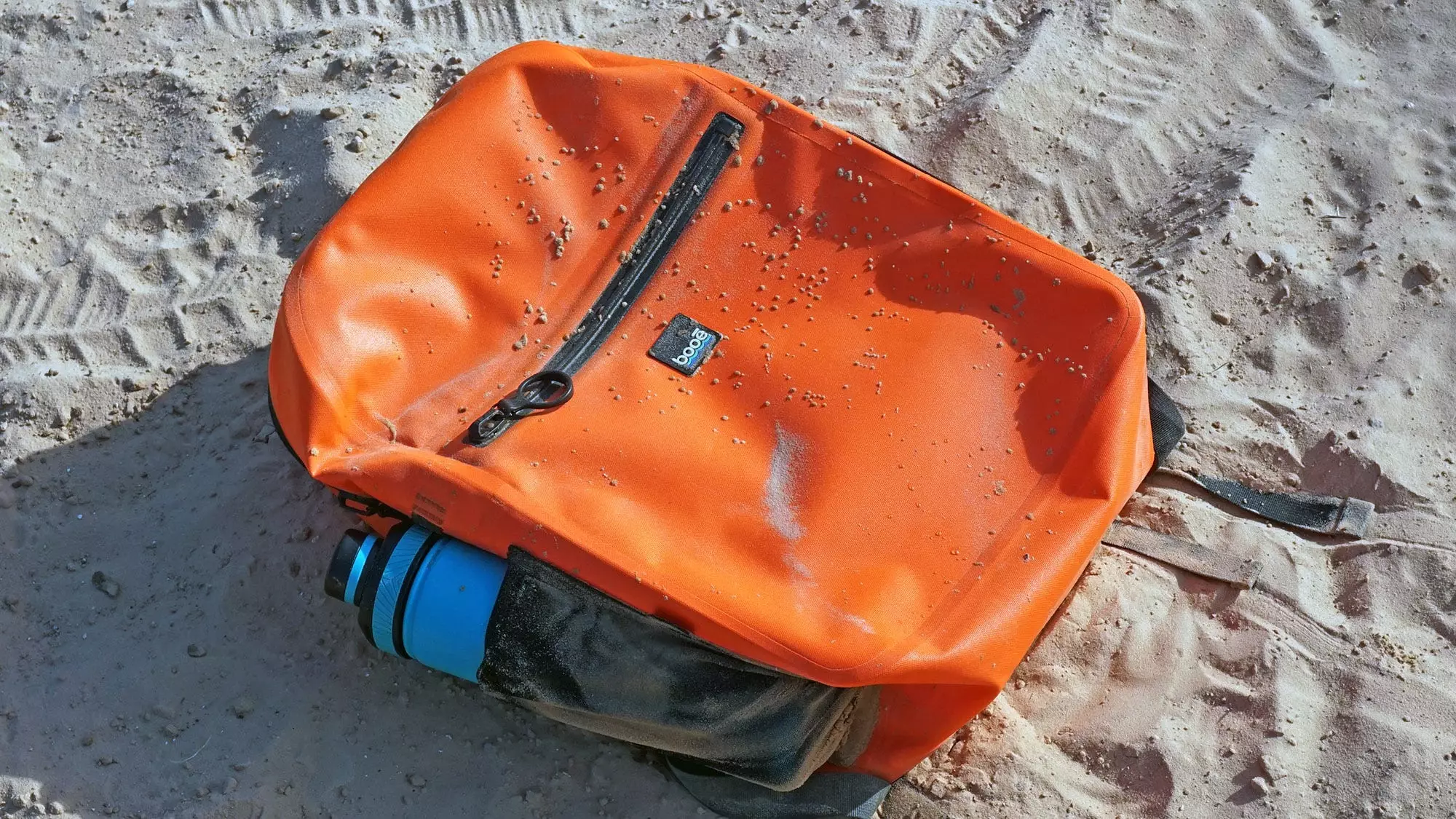 A mochila Hybrid 20 na areia.