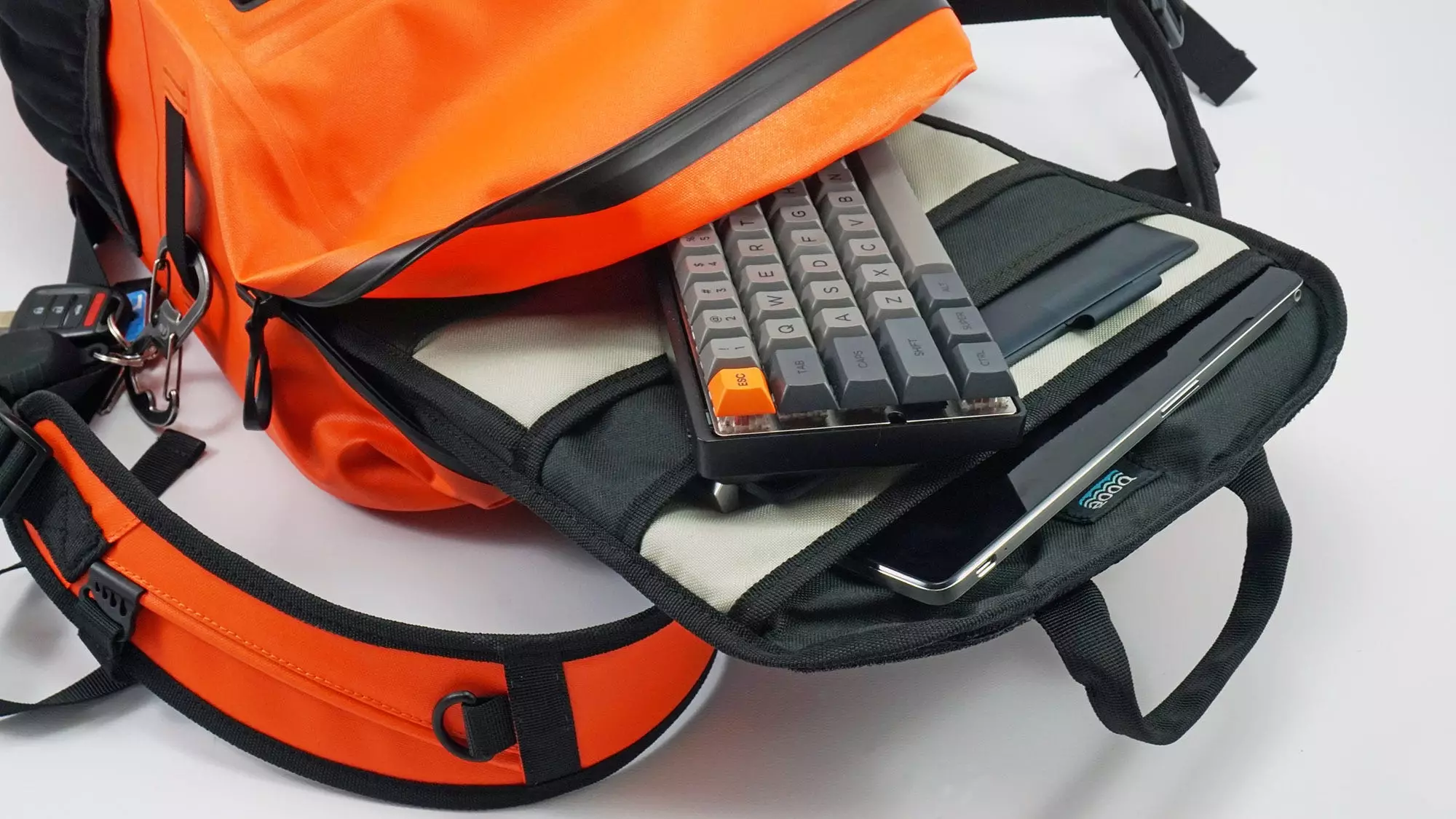 Booē Hybrid 20-rygsækken, uden lynlås, med tastatur og tablet indeni.