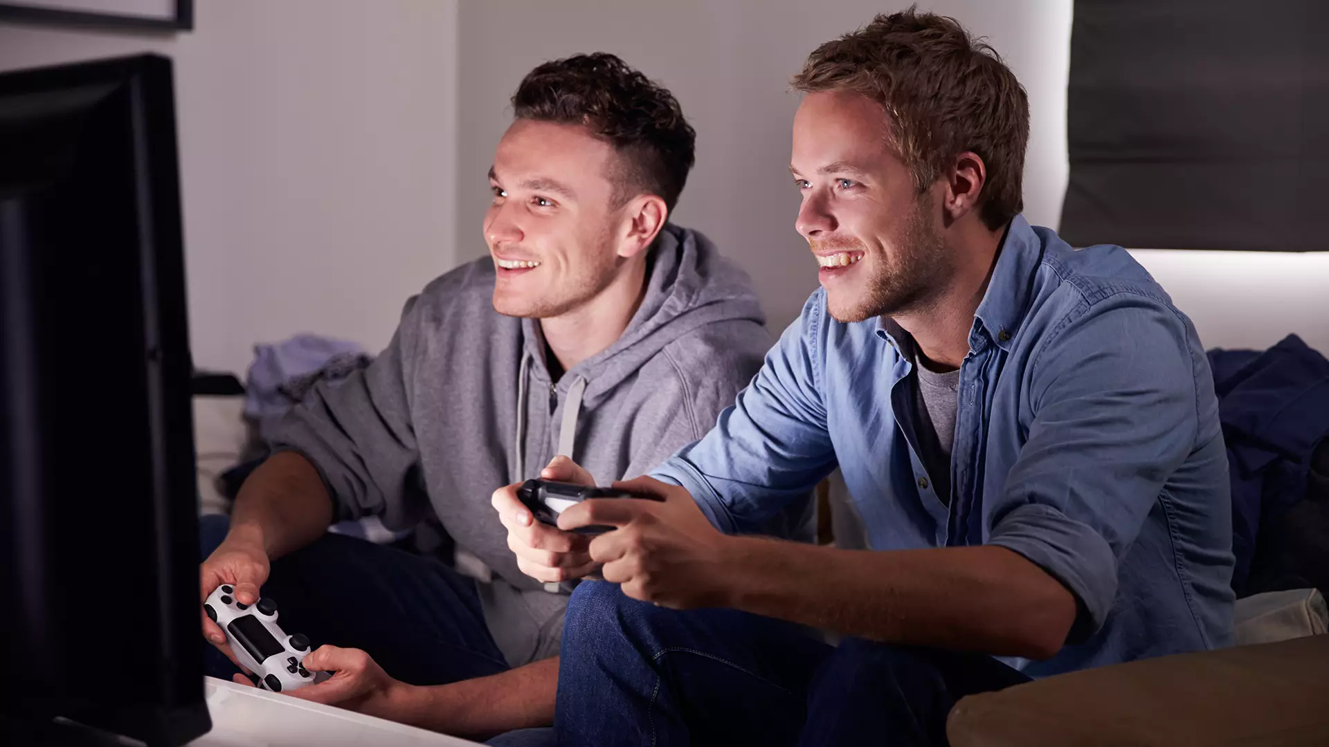 Pora draugų mėgaujasi dideliu naujojo televizoriaus atnaujinimo dažniu.