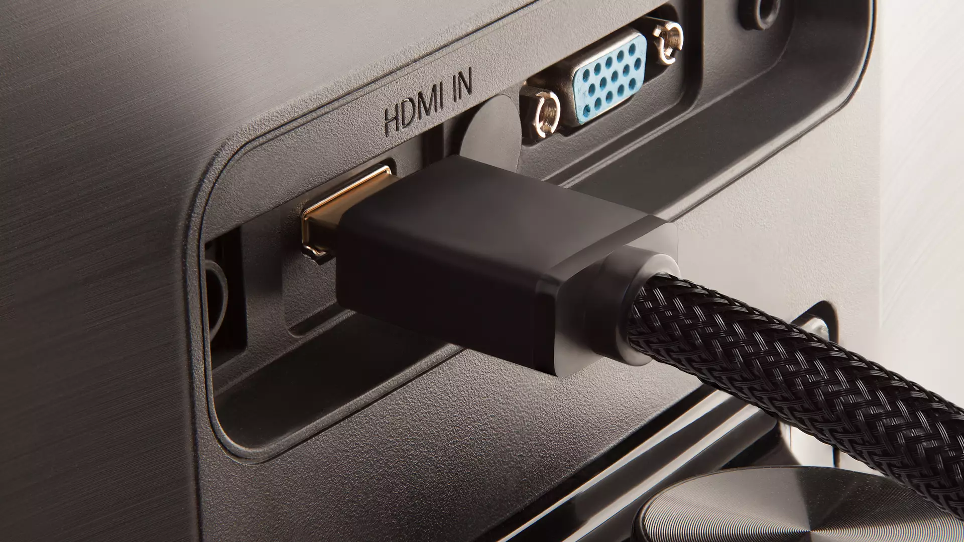 Yon kab HDMI konekte nan dèyè yon televizyon