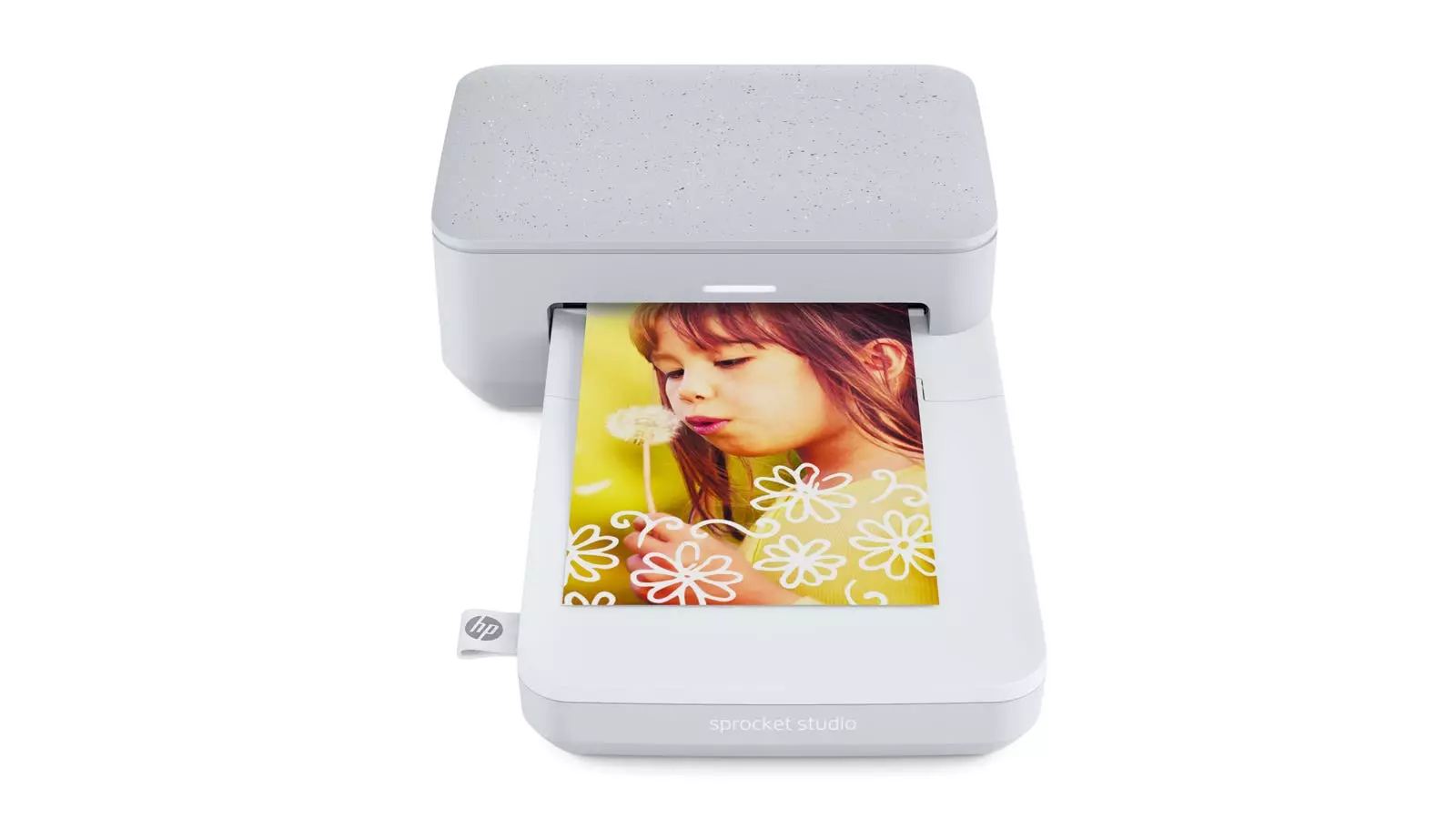 Sprocket Studio printeris drukā fotogrāfiju, kurā redzama maza meitene, kura rokās tur pieneni.