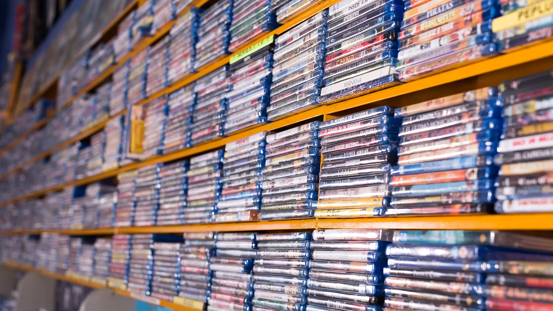 Een belachelijke hoeveelheid Blu-rays op een lange plank.