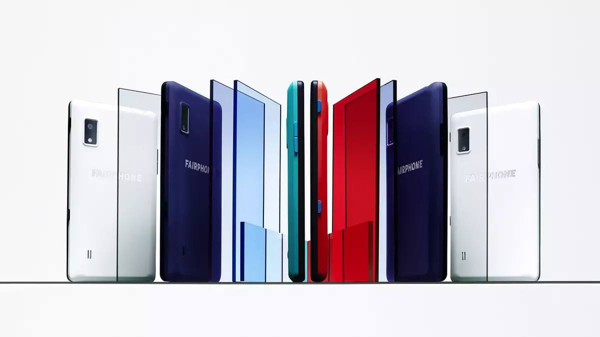 The Fairphone 2 باللون الأبيض والأحمر والأسود والأزرق والأخضر.