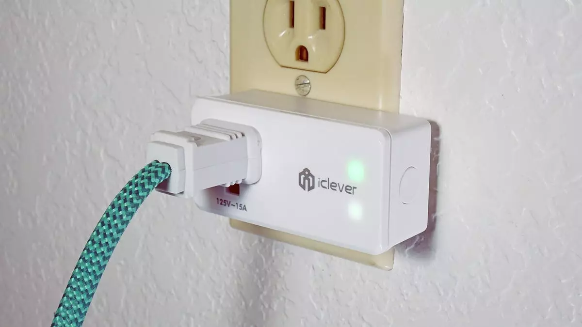 Πρίζα Wi-Fi iClever συνδεδεμένη σε τυπική πρίζα τοίχου.
