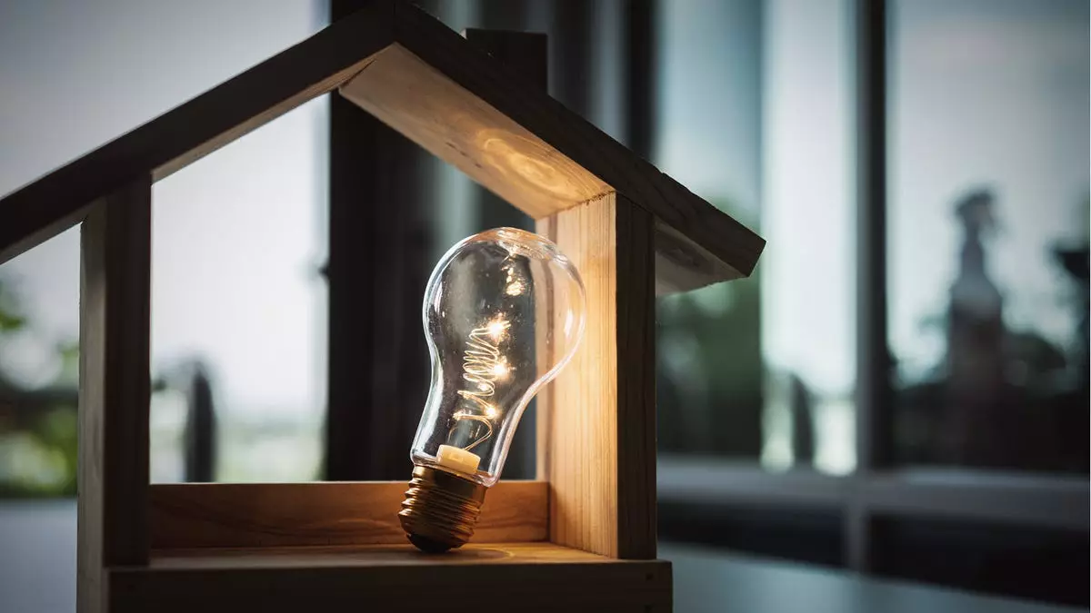 En glödlampa lutad mot insidan av en husstomme i modellstorlek.