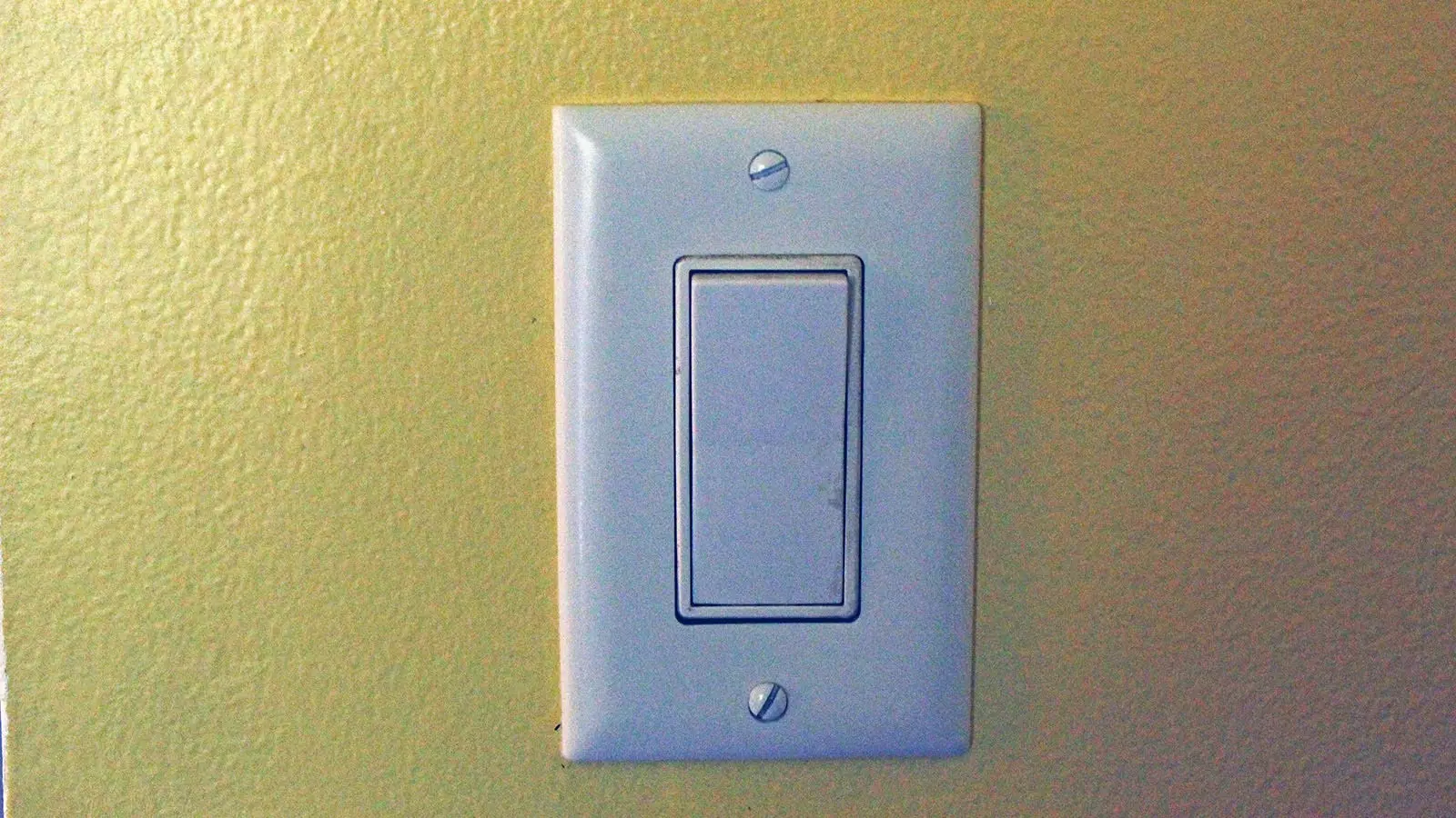 बंद स्थितीत एक मानक प्रकाश स्विच.