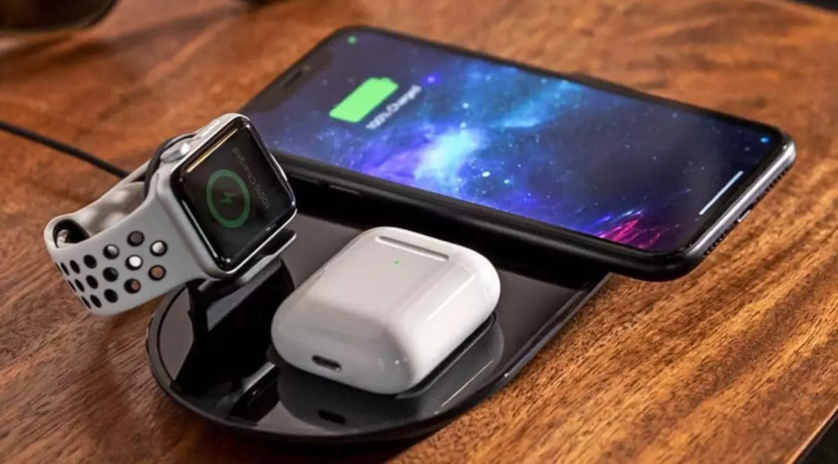 एक mophie 3-in-1 वायरलेस चार्जिंग पॅड जो iPhone, Apple Watch आणि AirPods चार्ज करतो.