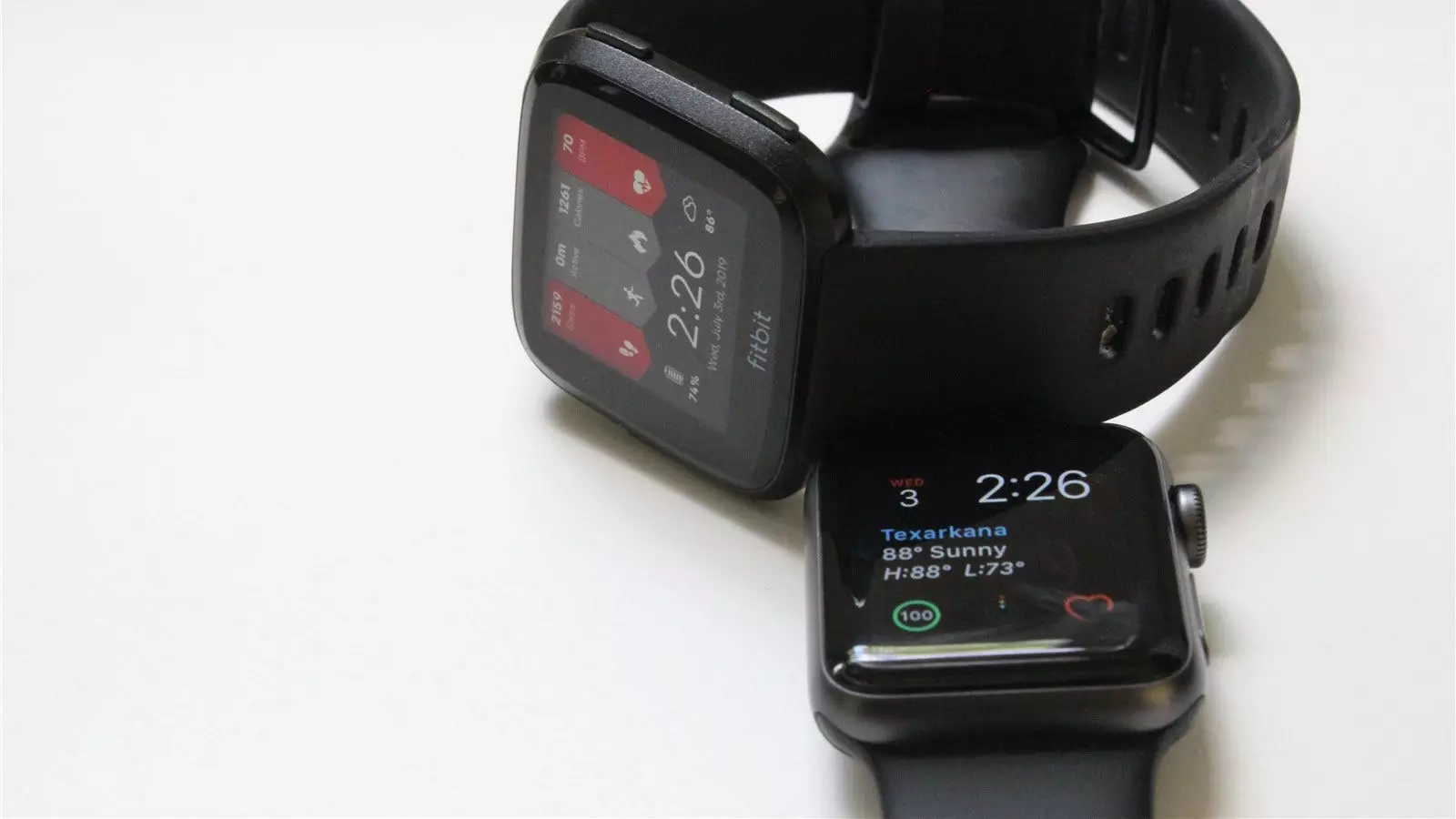 Fitbit Ionic/Versa kont Apple Watch: Ki Smartwatch ki bon pou ou?