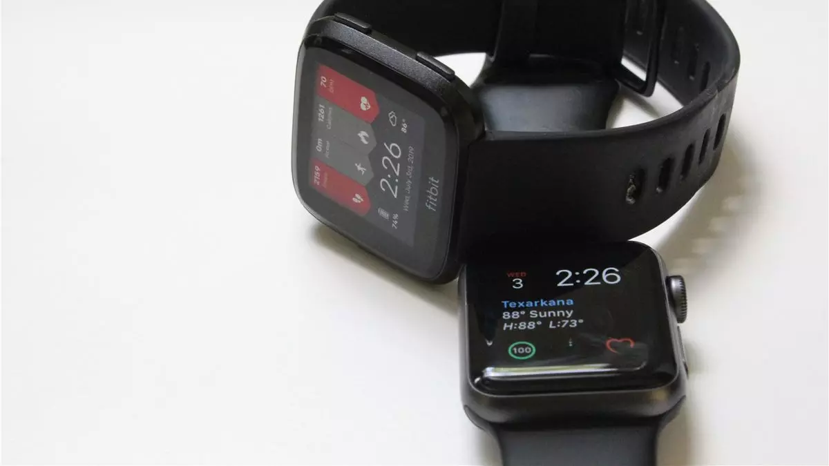 „Fitbit Versa“ ir „Apple Watch Series 3“.