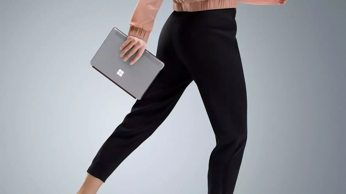 Wanita berjalan dengan Surface Go