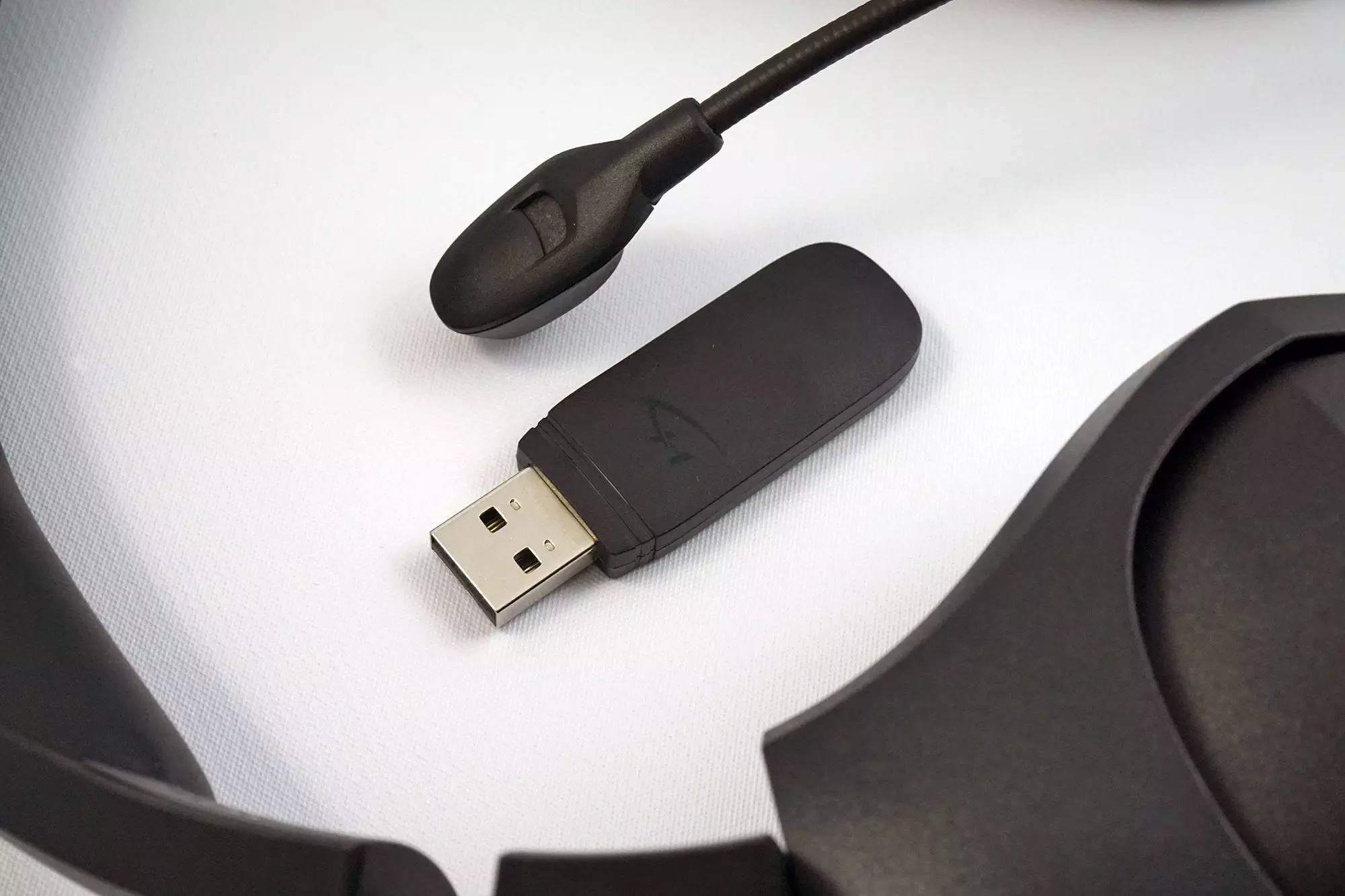 USB-RF, kongrua kun komputilo, Mac, Ŝaltilo kaj PS4, estas la sola konekto.