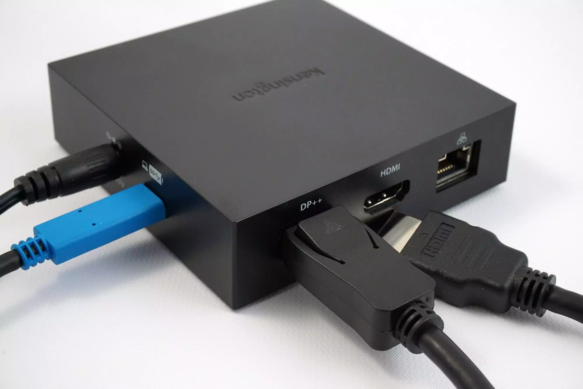 דער דאָק כולל DisplayPort און HDMI אַוטפּוץ ביי 4K, אָבער בלויז איין אין אַ צייט.