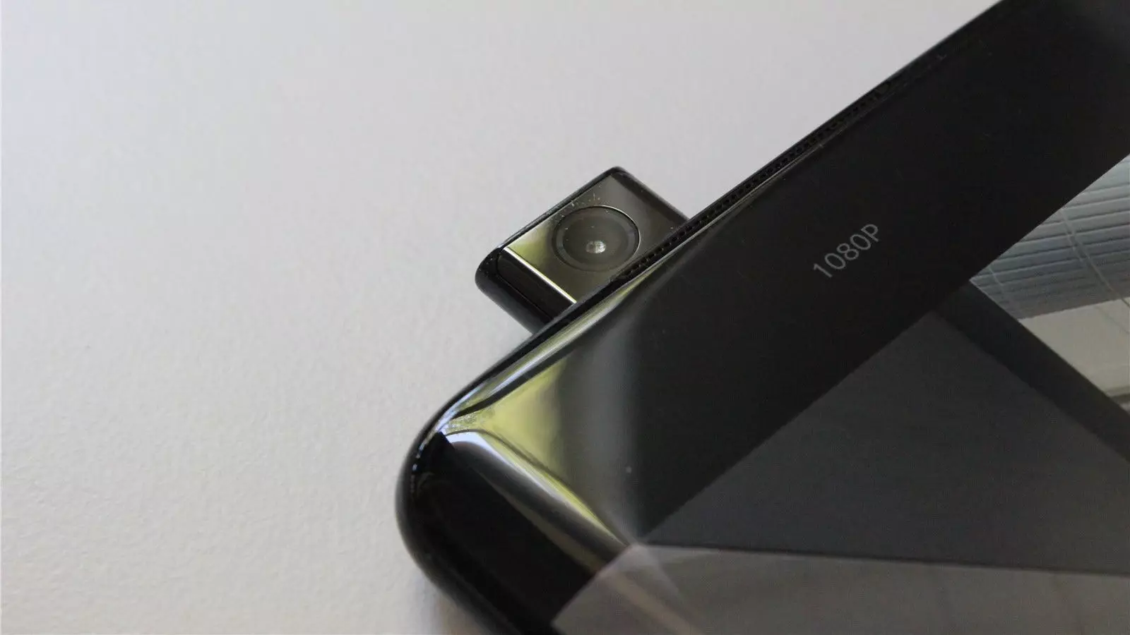 OnePlus 7 Pro hüpik esikaamera
