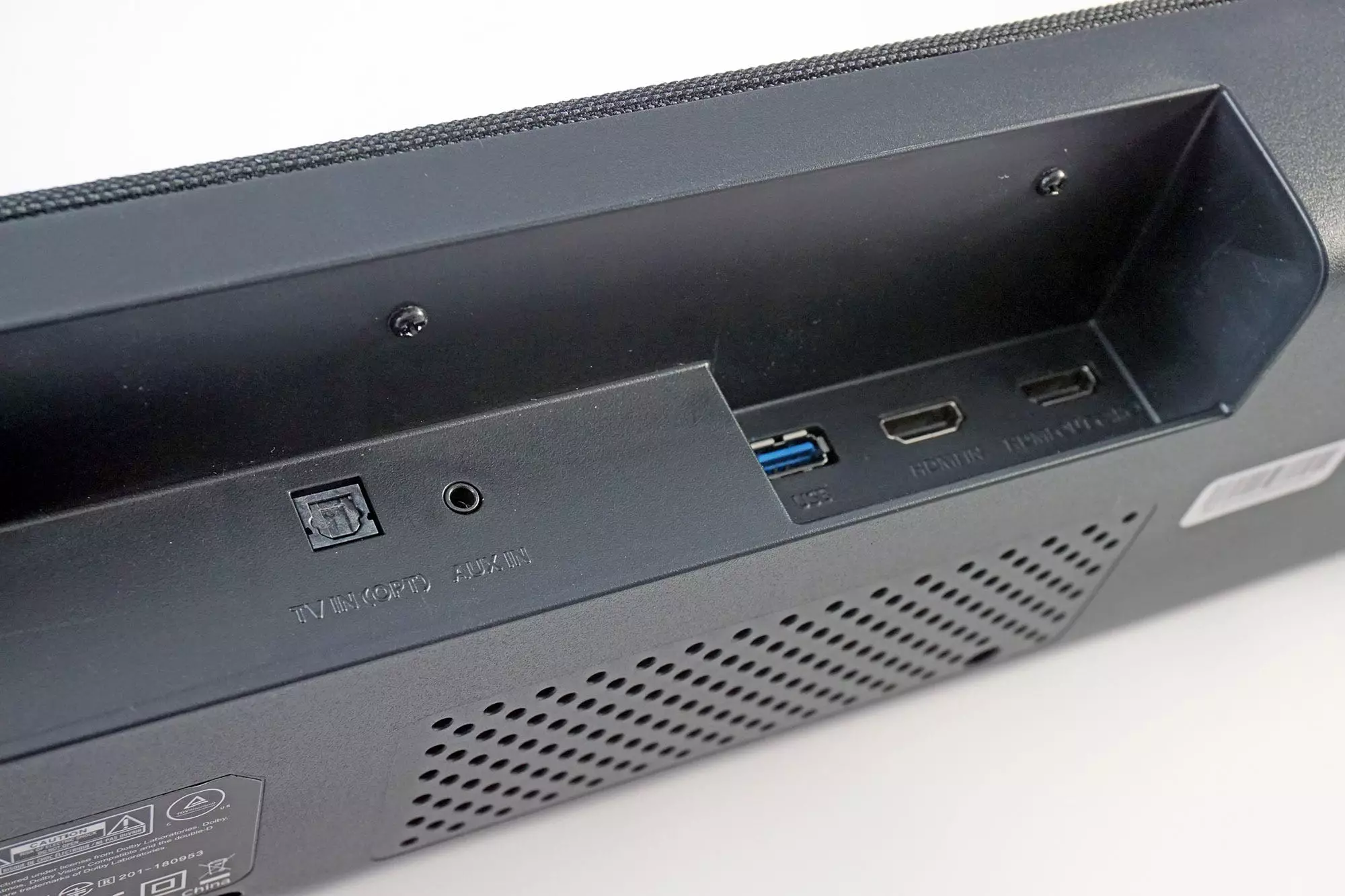 يوفر Infini Pro معيار HDMI و HDMI-ARC وصوتًا بصريًا ومقبس سماعة رأس.