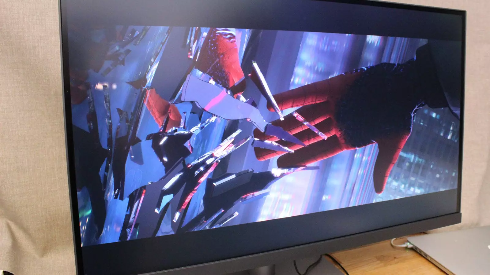 Monitor dengan Spider-Man: Ke dalam adegan Spider-Verse diputar.