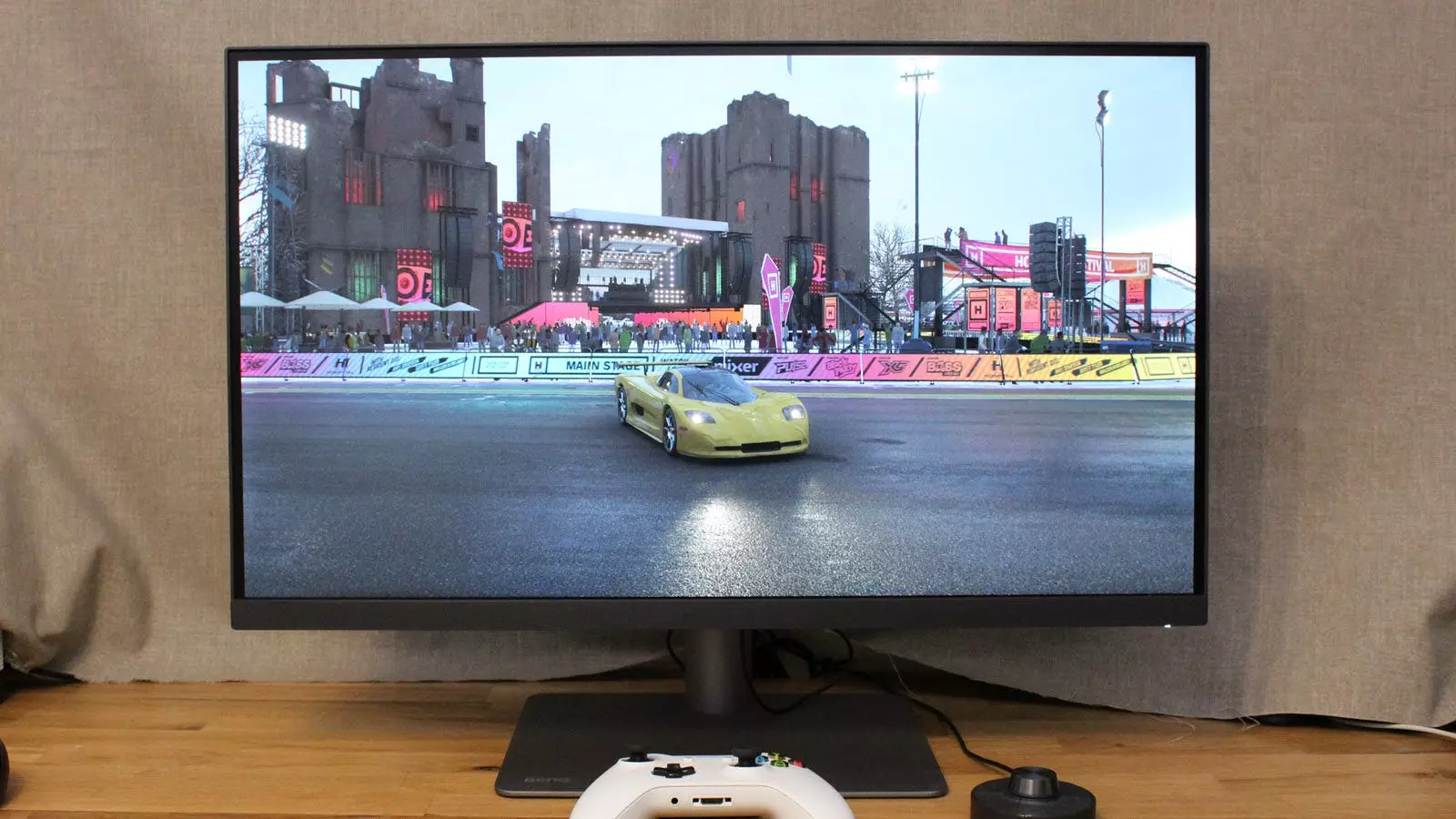 Forza Horizon 4 ditampilkan di monitor dengan pengontrol Xbox.