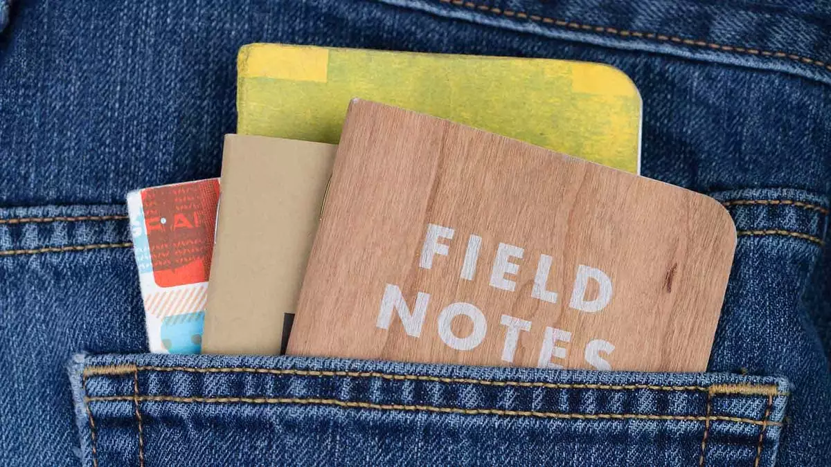 ジーンズの後ろポケットに入っている Field Notes ブランドのノート