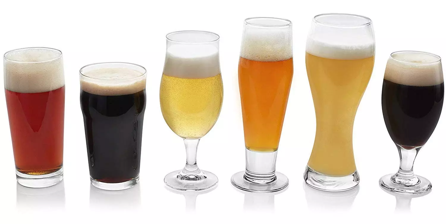 Una varietat de gots de cervesa prepararan el vostre recipient per abocar correctament qualsevol cervesa.