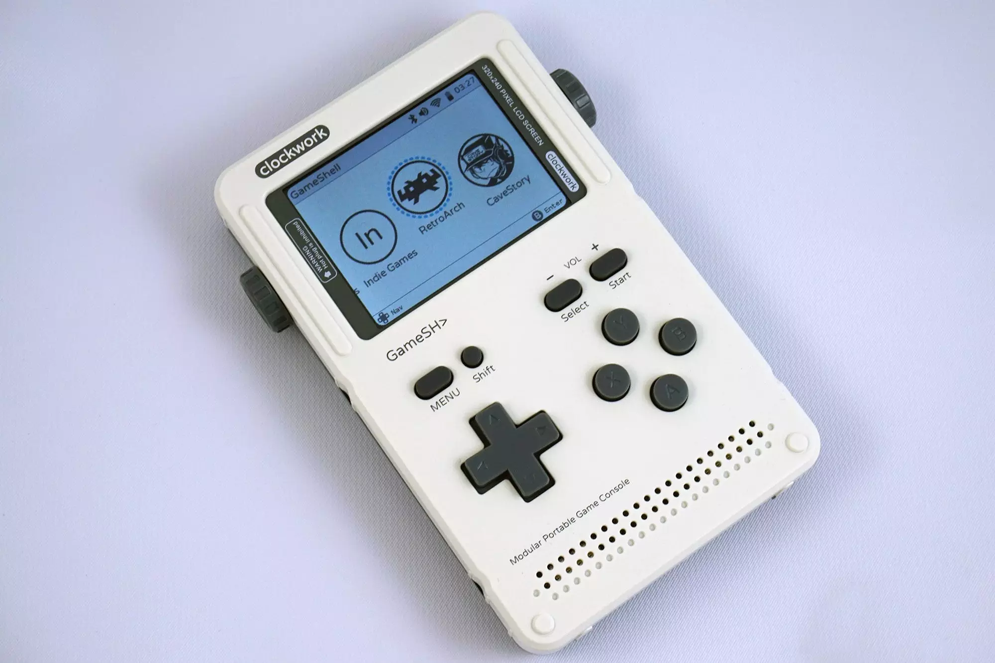 GameShell, bi tevahî hatî berhev kirin, wekî guhertoyek pêşkeftî ya Game Boy ya orîjînal xuya dike.