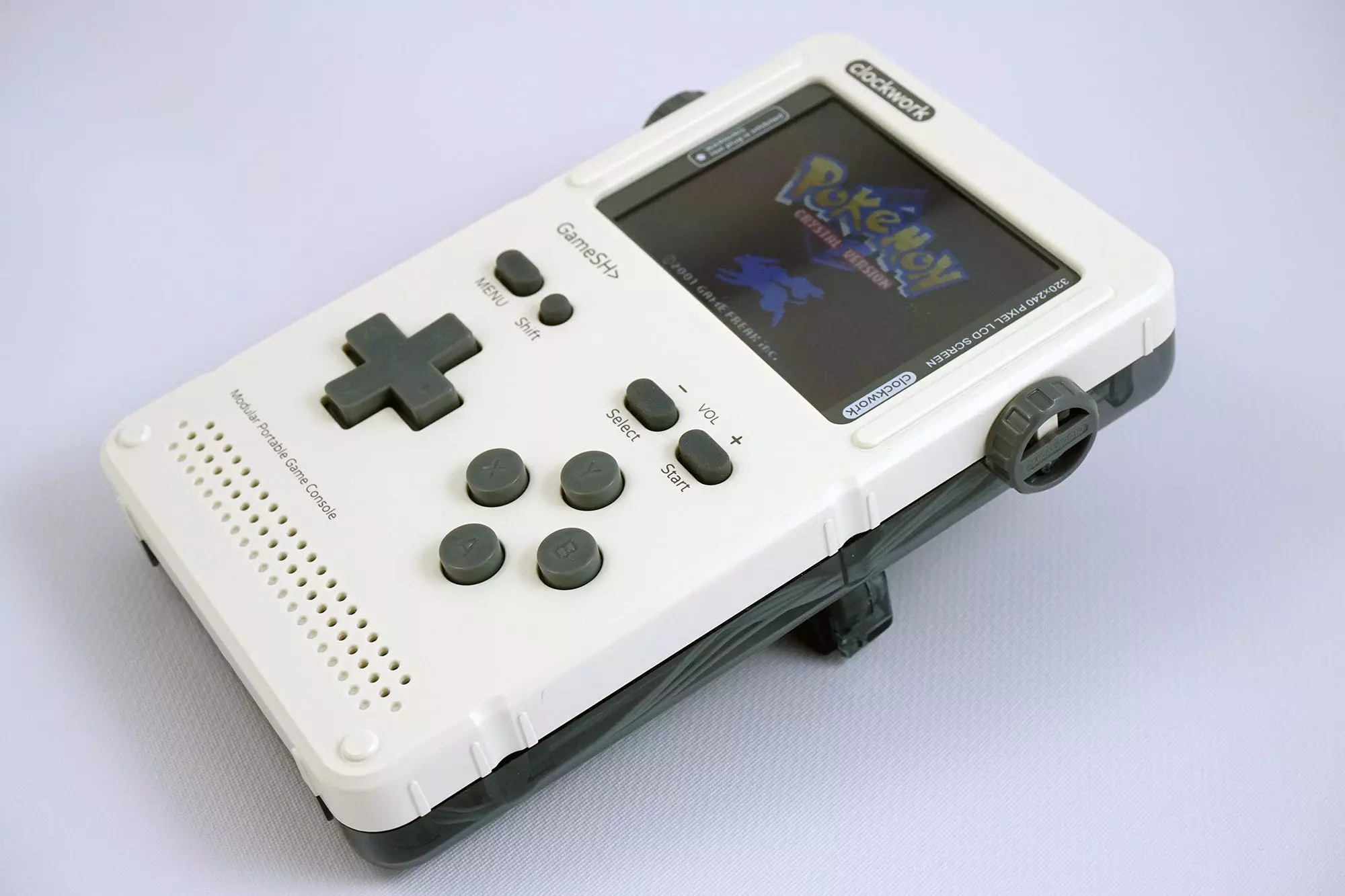 Die GameShell, met 'n Game Boy-emulator, met die ekstra knoppiebalk in plek.