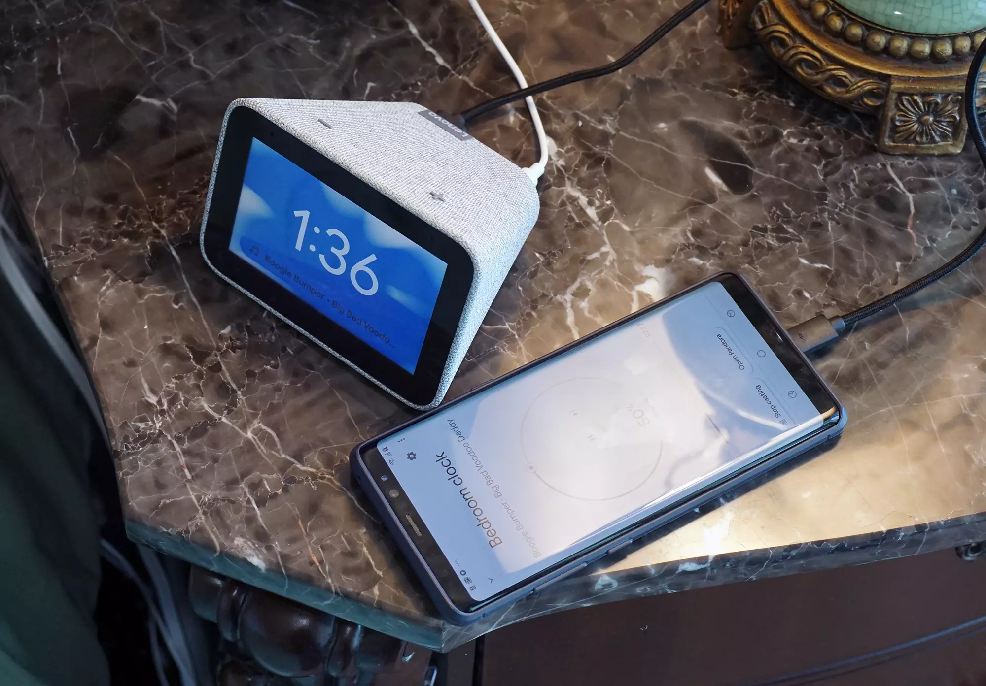 D'Smart Clock enthält en USB Hafen fir Ären Telefon einfach ze laden.